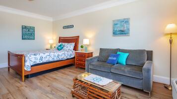 Oceanfront Room, Queen Bed, Balcony | Cofre no quarto, Wi-fi grátis, roupa de cama fornecida
