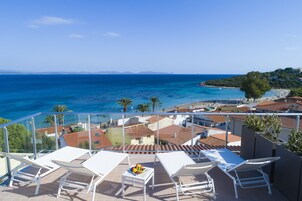 Terraço com espreguiçadeiras