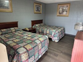 Quarto standard, 2 camas de casal | Wi-Fi de cortesia, roupa de cama