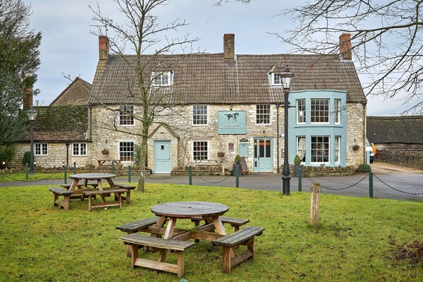 The Horse & Groom Inn - Cotswolds