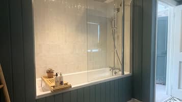 Quarto com design assinado | Banheiro | Chuveiro/banheira combinados, toalhas de banho, sabonete, shampoo