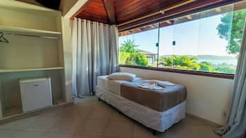 Suíte, vista para a praia | 1 quarto, roupas de cama premium, frigobar, cofres nos quartos