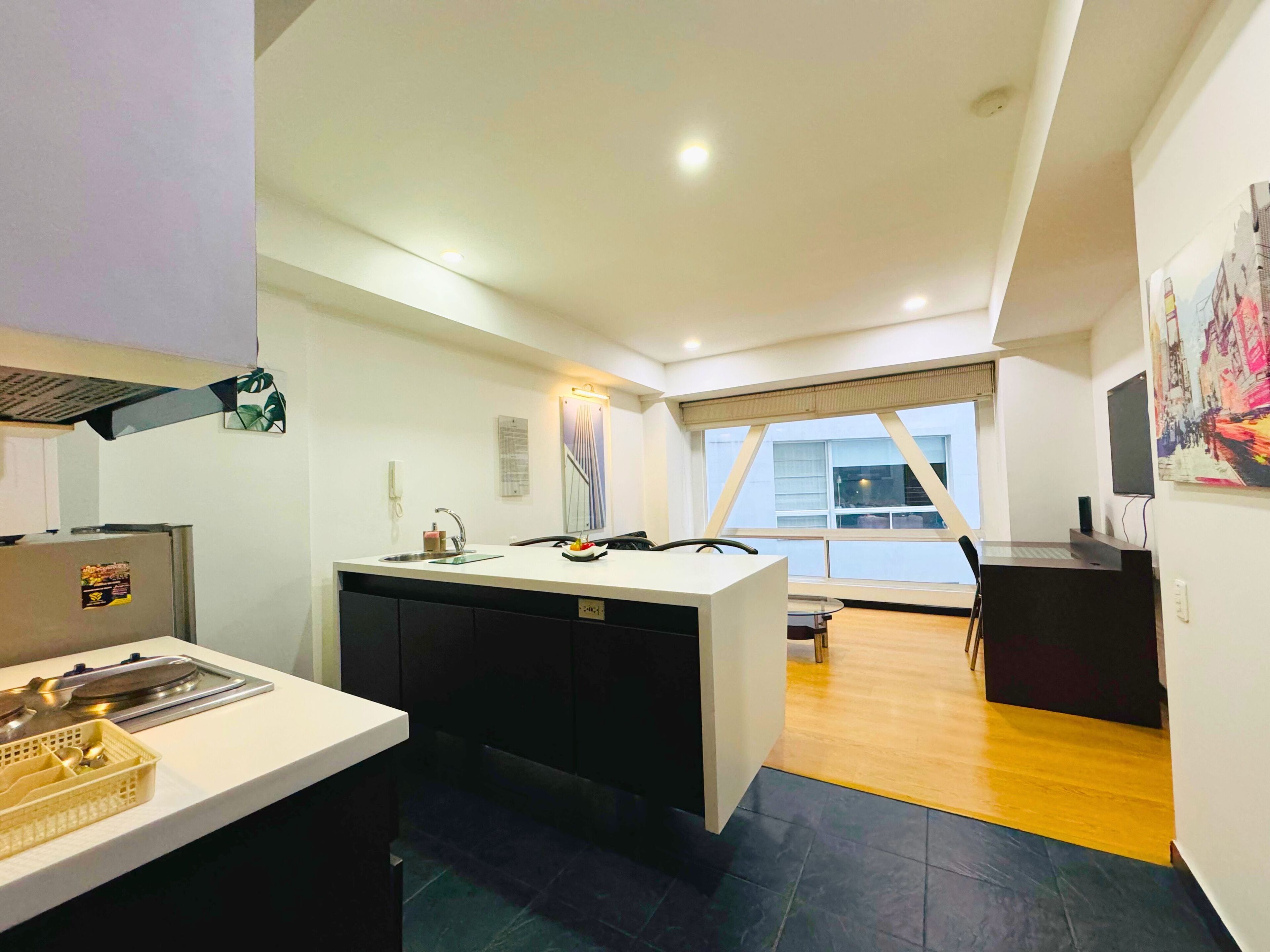 Um frigorífico, um micro-ondas, uma placa de cozinha 