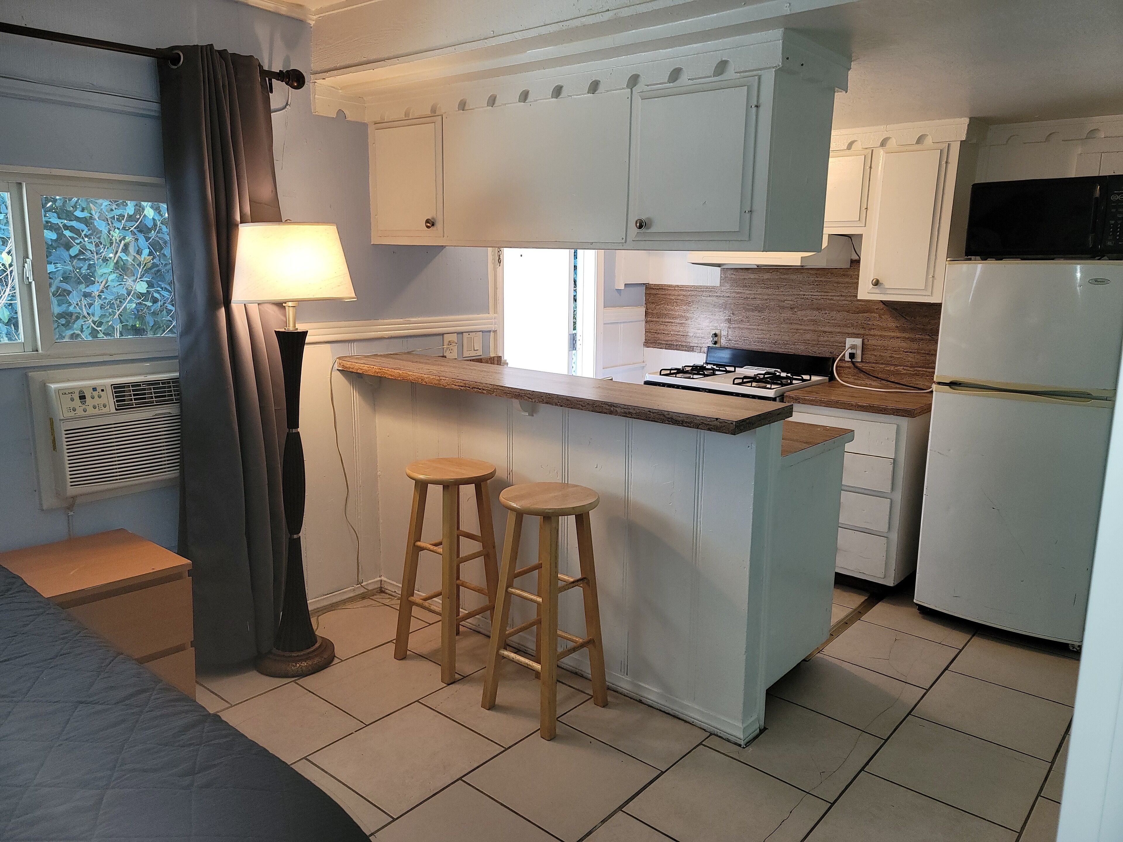 Quarto, 1 cama Queen | Área de estar | TV