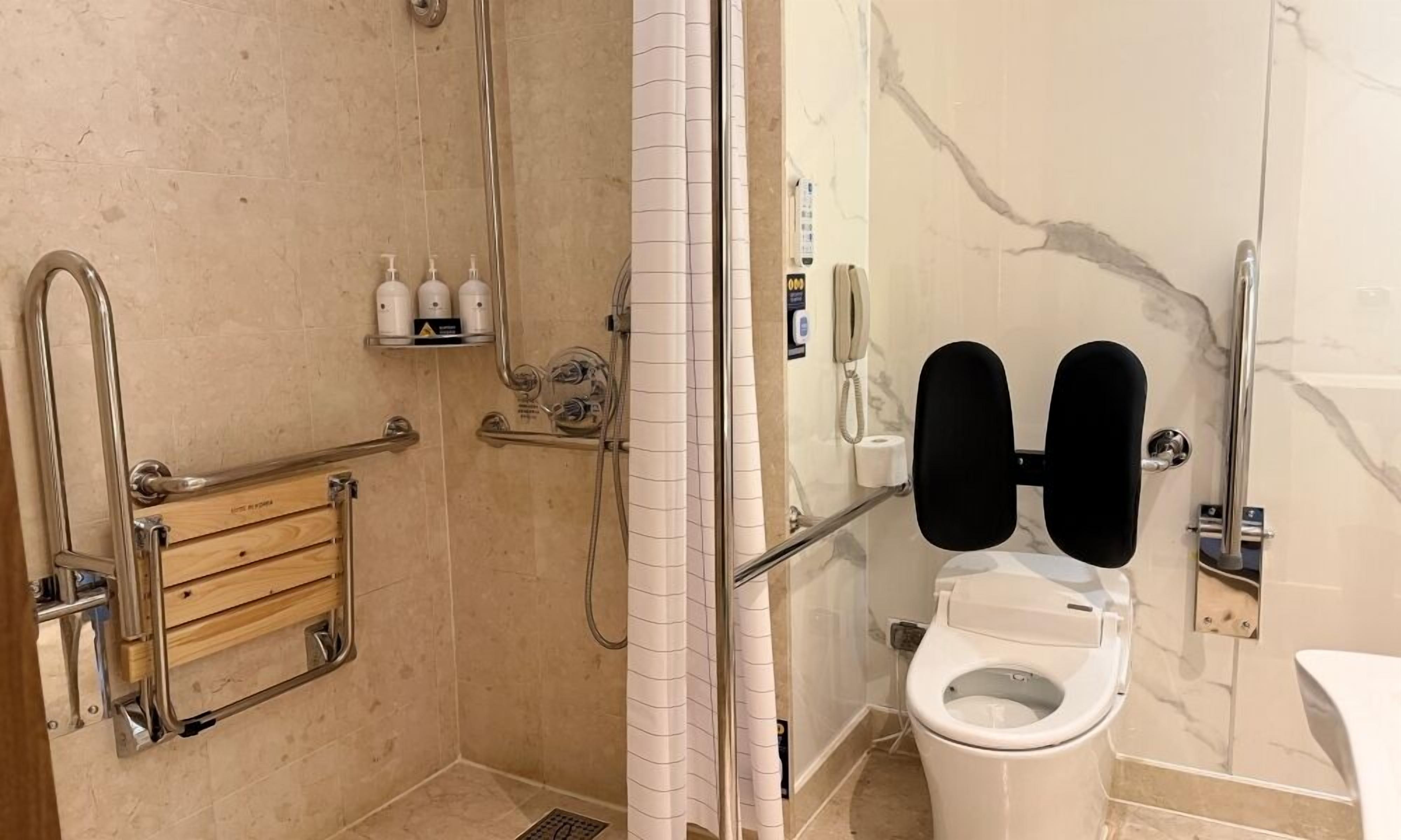 [Lobby Floor] Accessible Standard Room | Edredões de penas, minibar grátis, cofre no quarto, secretária 