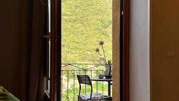Quarto Triplo Superior, vista para o jardim | 1 quarto, minibar, ferro/tábua de engomar, roupa de cama fornecida
