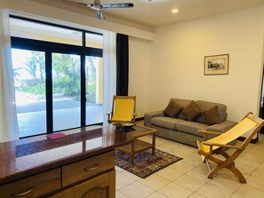 Apartamento Básico | Sala de estar | Televisor LED de 24 polegadas com canais por cabo, televisor 