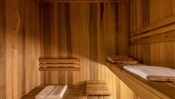 Uma sauna de madeira com bancos.