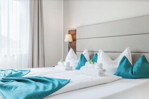 Roupa hipoalergénica, minibar, cofre com capacidade para portátil