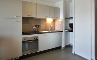 Um frigorífico, um micro-ondas, uma placa de cozinha 