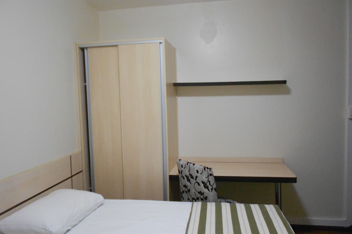 Quarto Individual (with air conditioning) | Cofre com capacidade para portátil, secretária, Wi-fi grátis