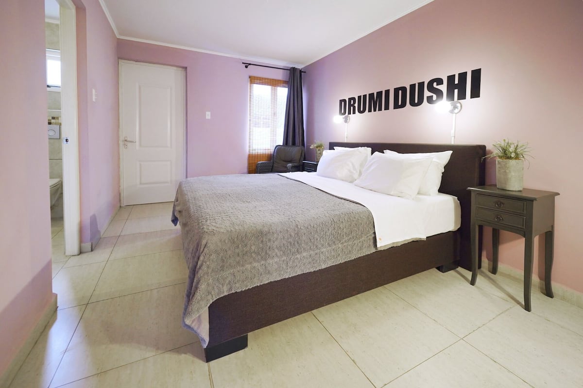 1 quarto, cofre no quarto