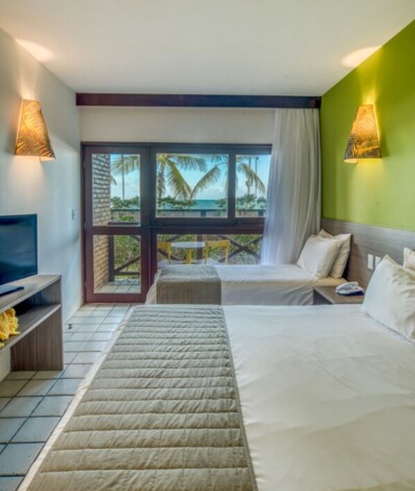 Quarto triplo, vista para o mar | Frigobar, individualmente decorados, individualmente mobiliados