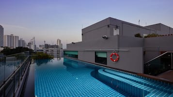 Piscina externa, guarda-sóis, espreguiçadeiras