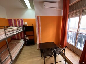 Quarto Clássico com Cama de Casal, casa de banho partilhada | Com decoração personalizada, cortinas/cortinados opacos, Wi-fi grátis 