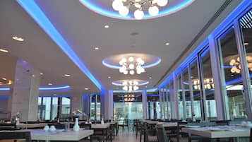 2 restaurantes, pequenos-almoços servidos, cozinha internacional
