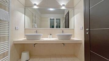 Vila superior, 3 quartos, suíte, vista para a cidade | Banheiro | Produtos de toalete grátis, secador de cabelo, toalhas de banho