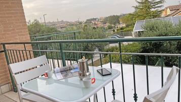 Vila superior, 3 quartos, suíte, vista para a cidade | Terraço/pátio