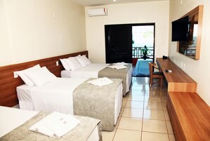 Frigobar, cofres nos quartos, escrivaninha, quartos à prova de som