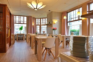 Café da manhã com buffet grátis todos os dias