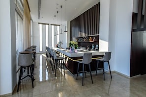 Cozinha moderna com ilha central, área de bar e assentos.