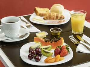 Pequeno-almoço preparado no momento diário mediante uma taxa 