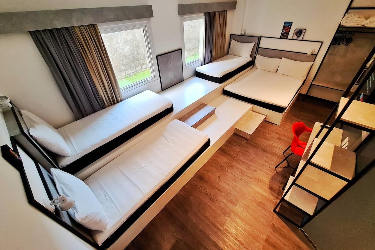 Quarto família, 2 camas de casal | Frigobar, cofres nos quartos, escrivaninha, cortinas blackout