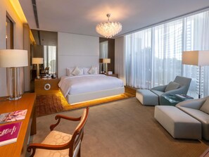 Roupa hipoalergénica, minibar, cofre no quarto 
