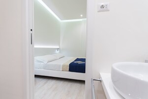 Quarto Duplo Deluxe, 1 quarto | Casa de banho | Um polibã, um secador de cabelo (mediante pedido), um bidé 