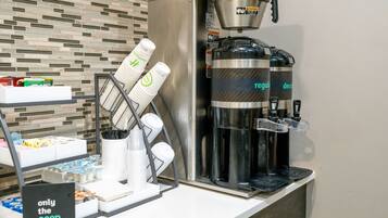 Uma estação de café com máquina de café, chávenas e um letreiro com a inscrição 'só o melhor'.