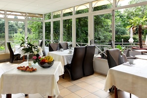 Almoços e jantares servidos, com espaço para refeições ao ar livre