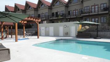 Piscina externa sazonal, guarda-sóis, espreguiçadeiras