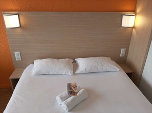 Escrivaninha, cortinas blackout, quartos à prova de som