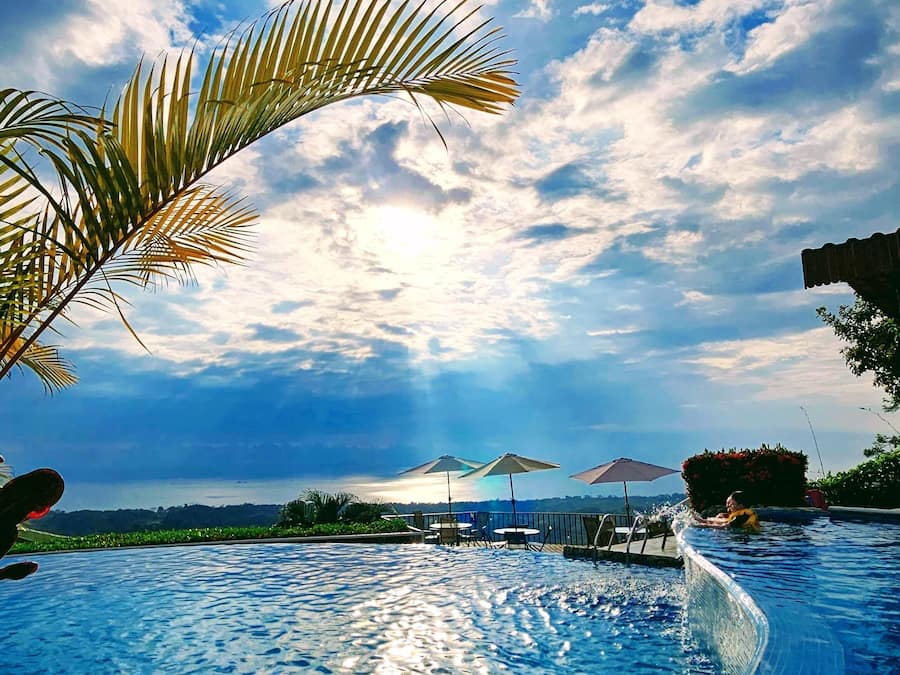 Piscina externa, espreguiçadeiras