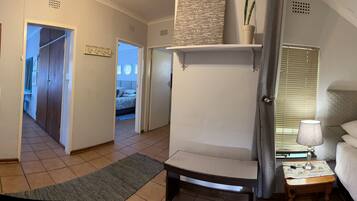 Apartamento família, 2 quartos (Apartment B) | Cofres nos quartos, individualmente decorados