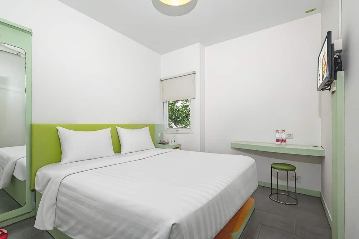 Escrivaninha, quartos à prova de som, Wi-Fi de cortesia, roupa de cama
