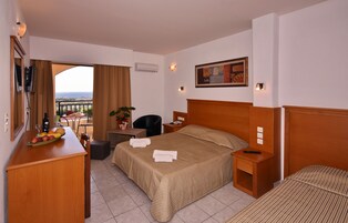 Quarto casal | Cofres nos quartos, cortinas blackout, ferros/tábuas de passar roupa