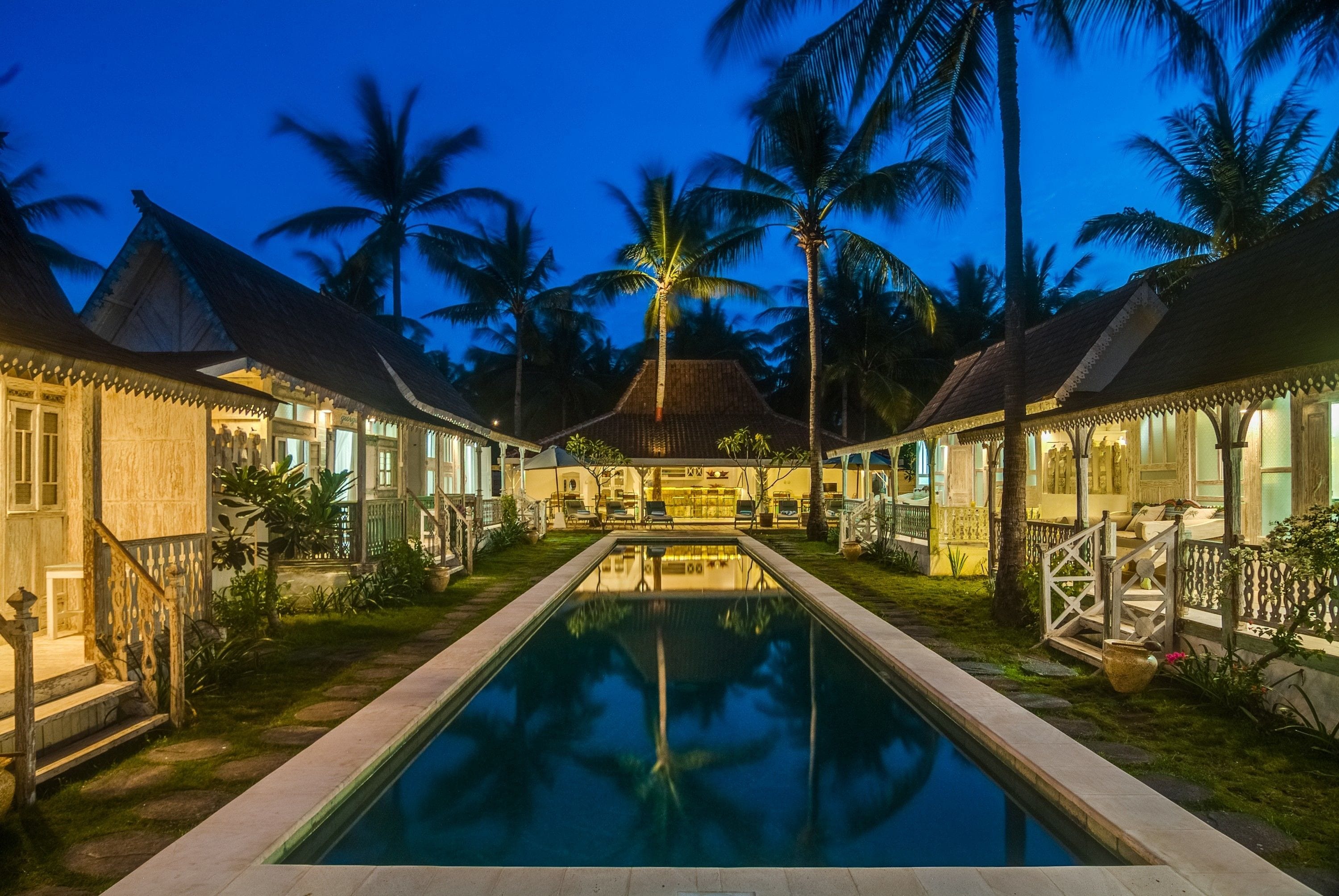 Piscina exterior, guarda-sóis, espreguiçadeiras 