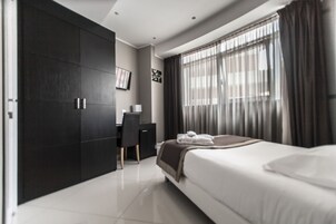 Quarto Individual Clássico | Roupa de alta qualidade, minibar, cofre no quarto, secretária