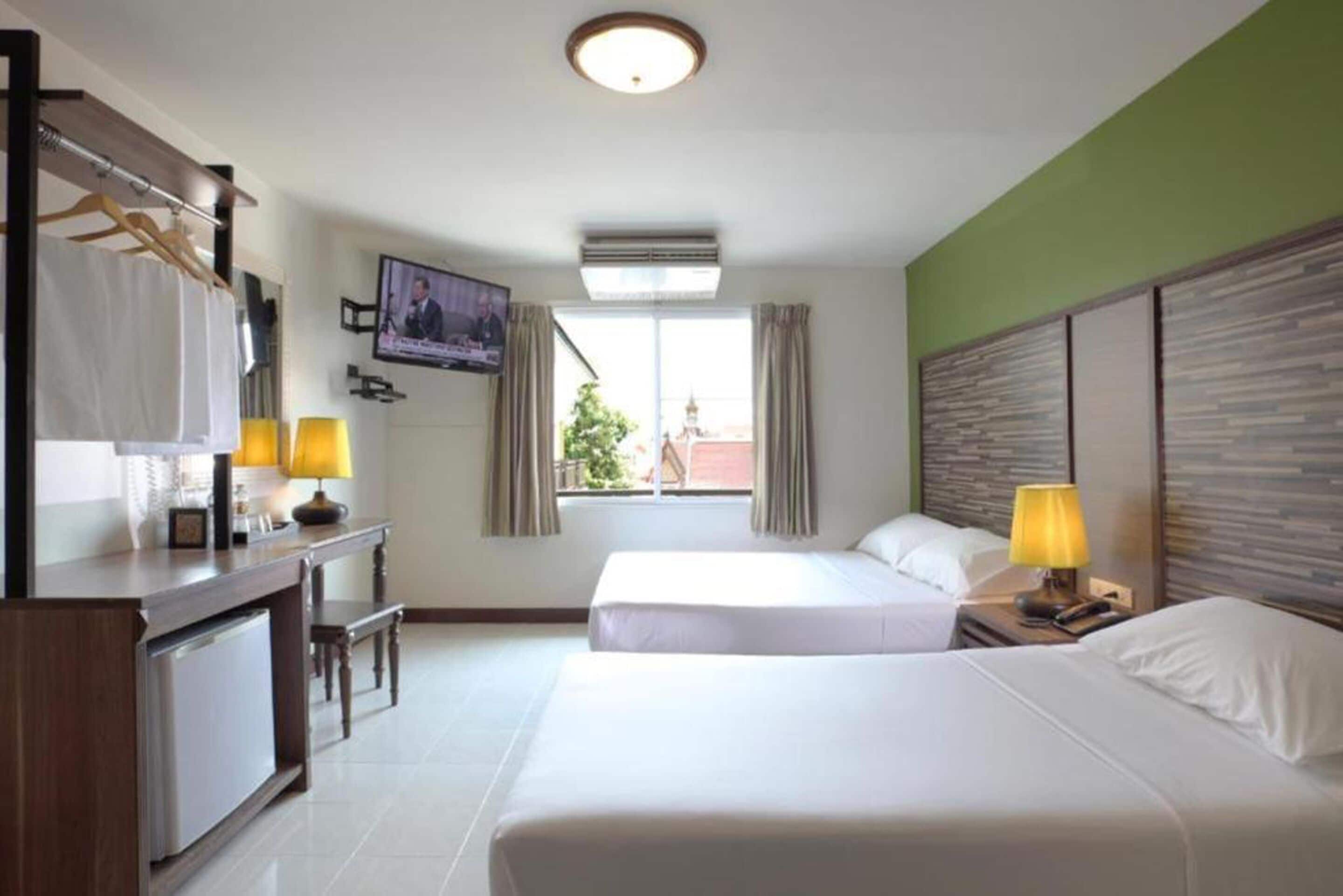 Quarto triplo luxo | Cofres nos quartos, escrivaninha, espaço de trabalho para notebook