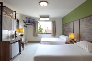 Quarto Triplo Deluxe | Cofre com capacidade para portátil, secretária 
