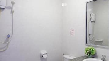 Casa de banho com azulejos brancos, teto roxo, sanita, lavatório e chuveiro.
