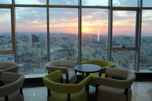 Pequenos-almoços, almoços, jantares servidos, cozinha internacional 