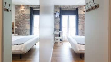 Quarto casal, sacada | Frigobar (abastecido com alguns itens grátis), cofres nos quartos