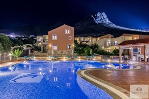Piscina externa, espreguiçadeiras