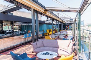 Serve almoços e jantares