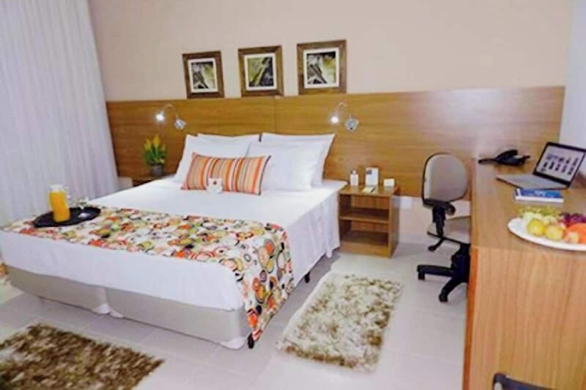 Frigobar, cofres nos quartos, escrivaninha, quartos à prova de som