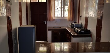 Uma placa de cozinha, uma torradeira, utensílios de cozinha