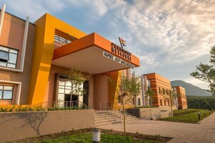 Quarto, acessível (Universal) | Minibar, cofre com capacidade para portátil, secretária 