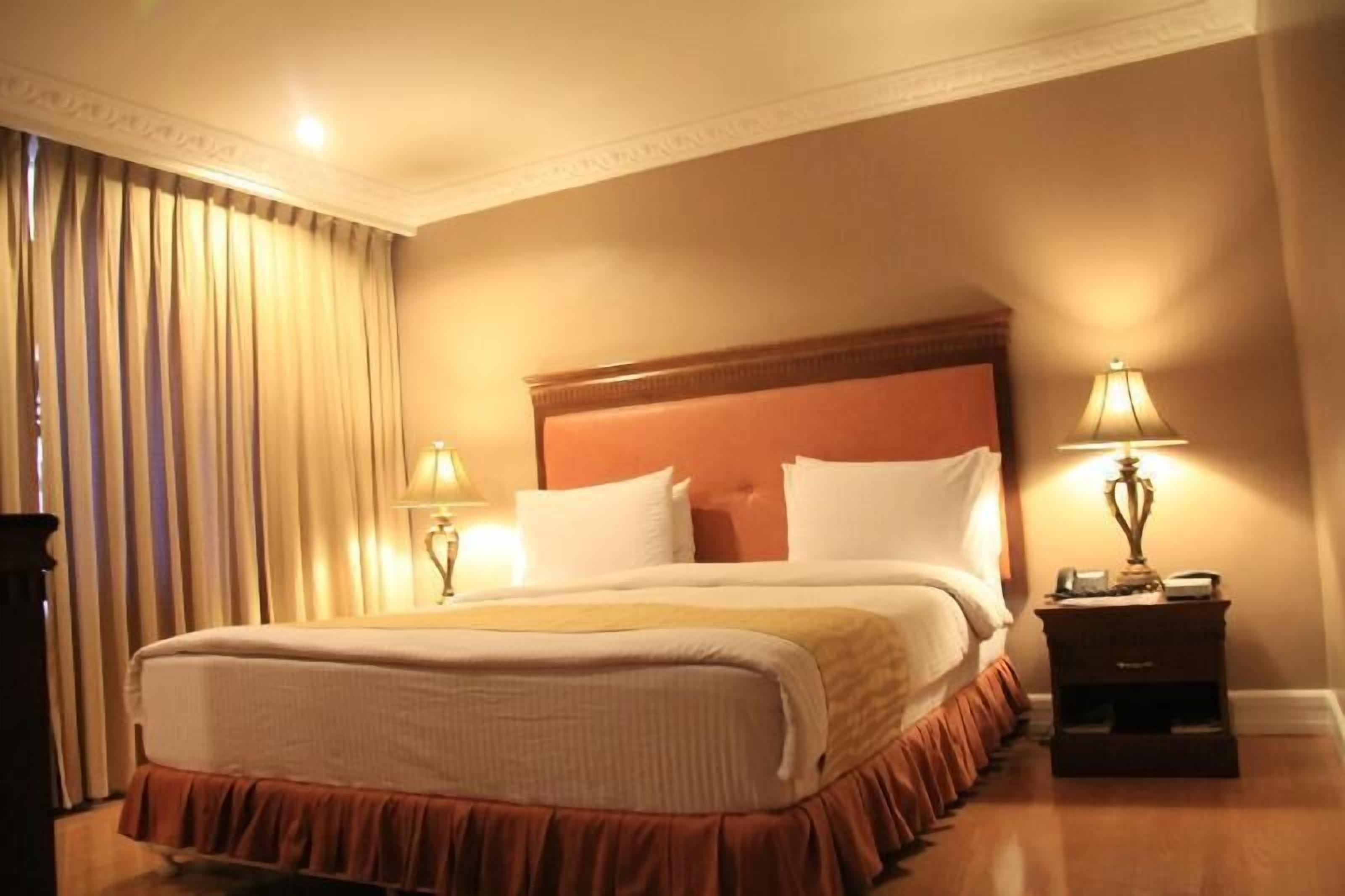 Roupa de alta qualidade, minibar, cofre no quarto, secretária 